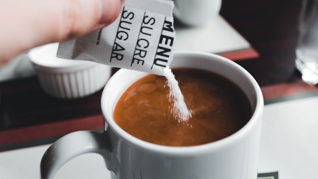 Comment remplacer le sucre blanc dans son café ? 6 solutions