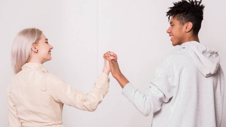 Relations amoureuses : polyamour, relation libre et leurs enjeux