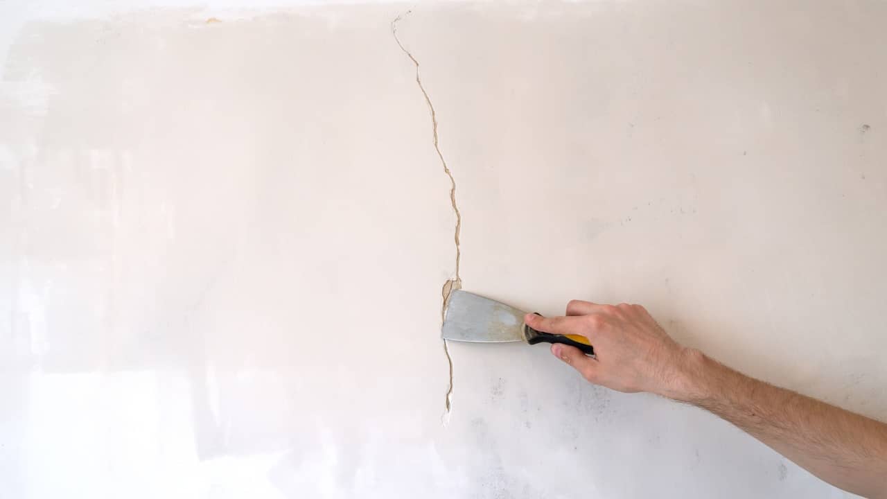 Fissures dans une maison : quand faut-il vraiment s’inquiéter