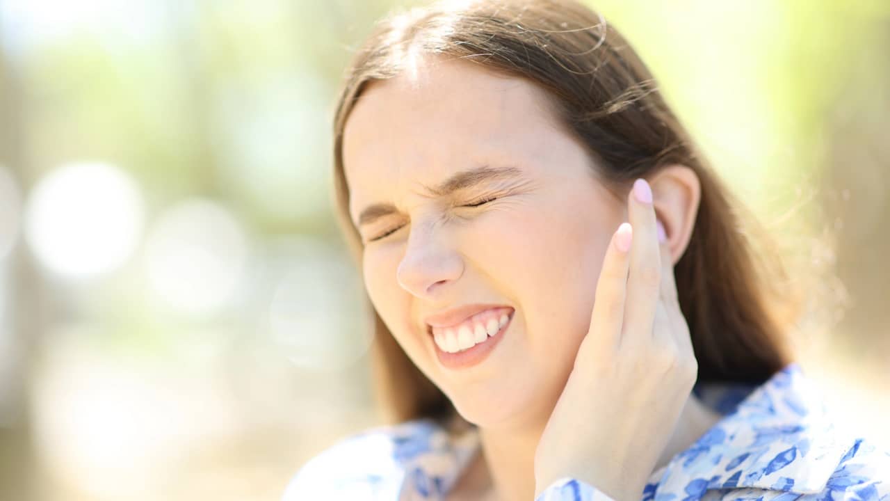 Oreille gauche qui siffle : quelle signification