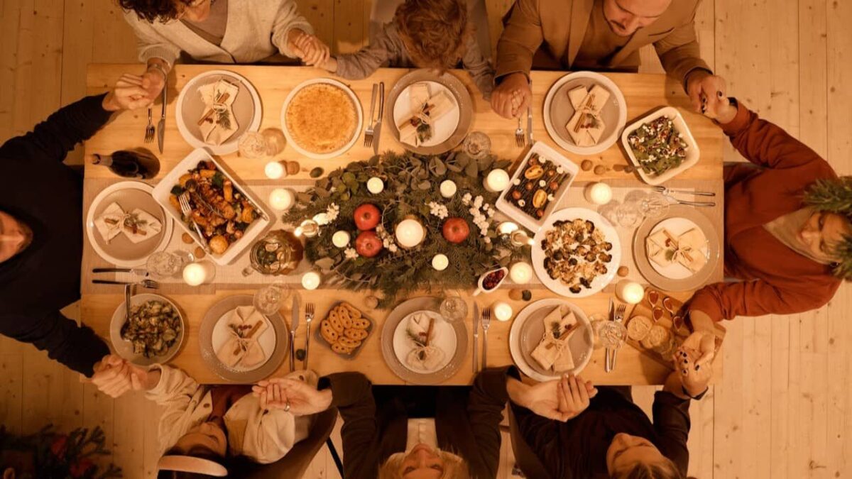 Étiquette moderne pour les fêtes 2025 : guide inclusif